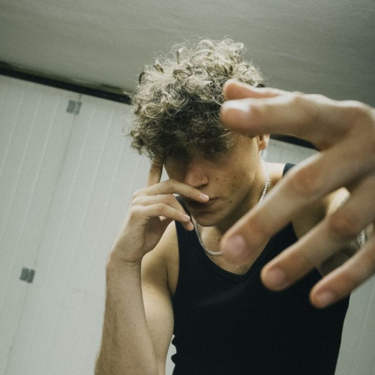 Sofian Medjmedj oznámil koncert ve Foru Karlín - PLAY.CZ