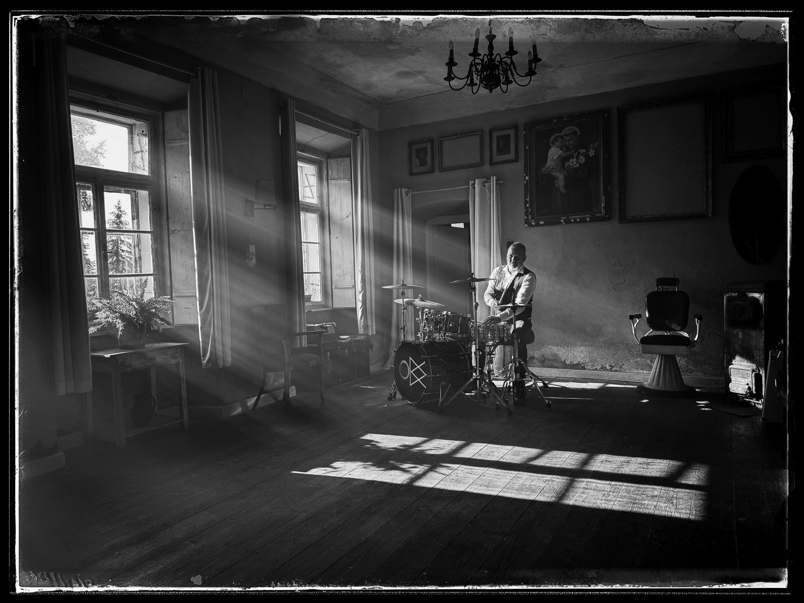 VIDEO: David Koller má klip v duchu Formanových filmů - PLAY.CZ